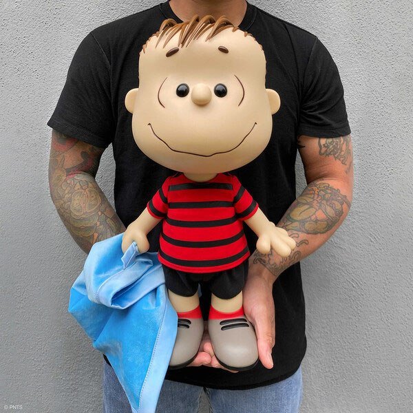 Peanuts Supersize Action Figure Linus with Blanket – Hobby Figures